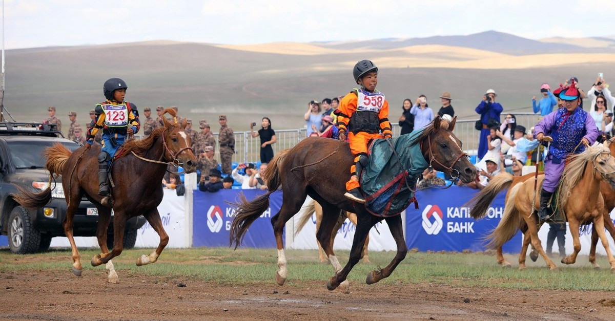 МУАУ И.Золбоогийн хүрэн халзан азарга түрүүллээ · Dorgio.mn