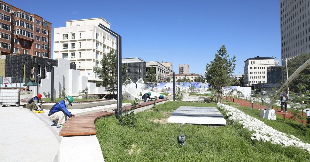 Урт цагаан цэцэрлэгт хүрээлэнгийн далд зогсоол болон тохижилтын ажлын нийт явц 82 хувьтай ...