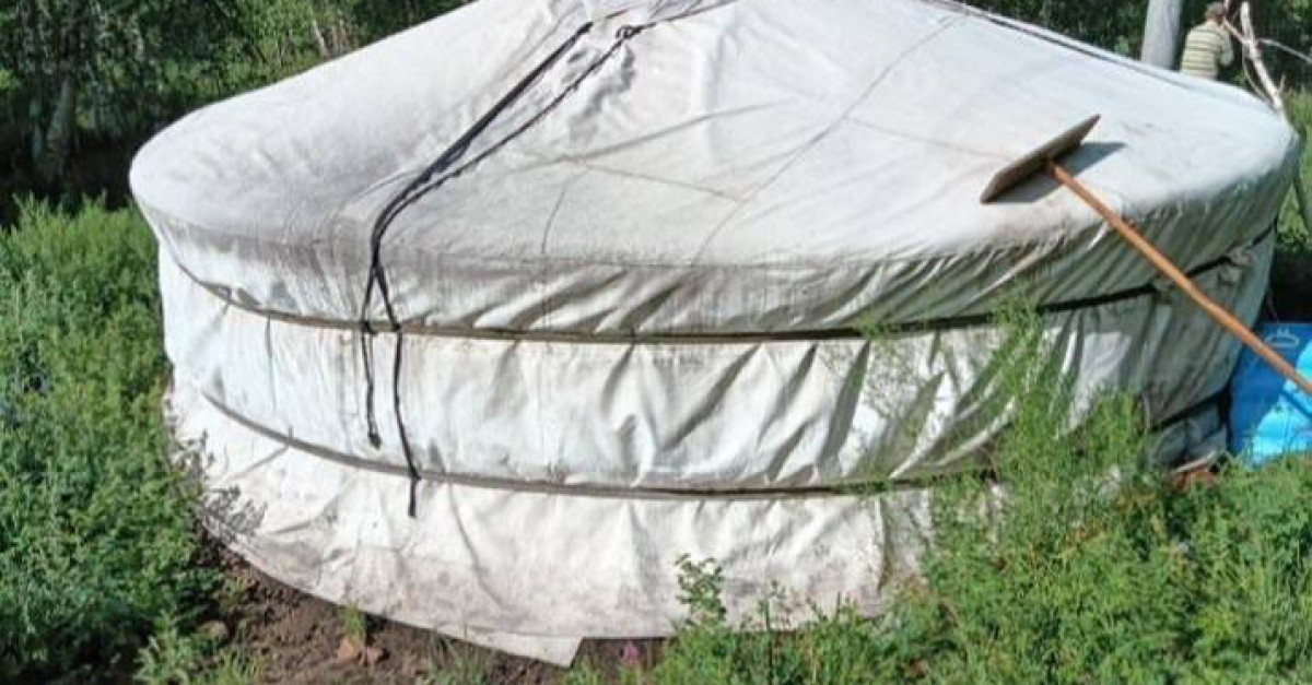 Ноён уулын ДЦГ-т байрлах хүннүгийн үеийн булшин дээр хашаа хатгаж, гэр барьсан байжээ · Dorgio.mn