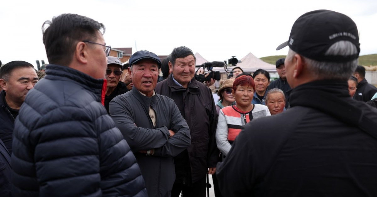 Ерөнхий сайд Г.Занданшатар ургац хураалтын явцтай танилцаж байна · Dorgio.mn