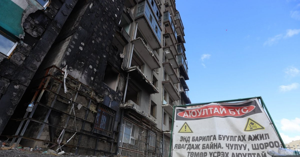 Газын дэлбэрэлтэд өртсөн 207 дугаар байрыг нурааж эхэллээ · Dorgio.mn