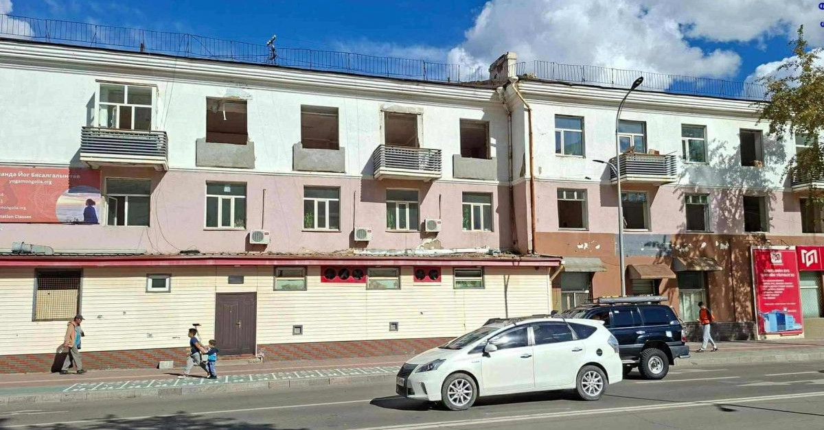 Орон сууцыг нь хууль бус аргаар буулгаж эхэлсэнд оршин суугчид бухимдалтай байна · Dorgio.mn