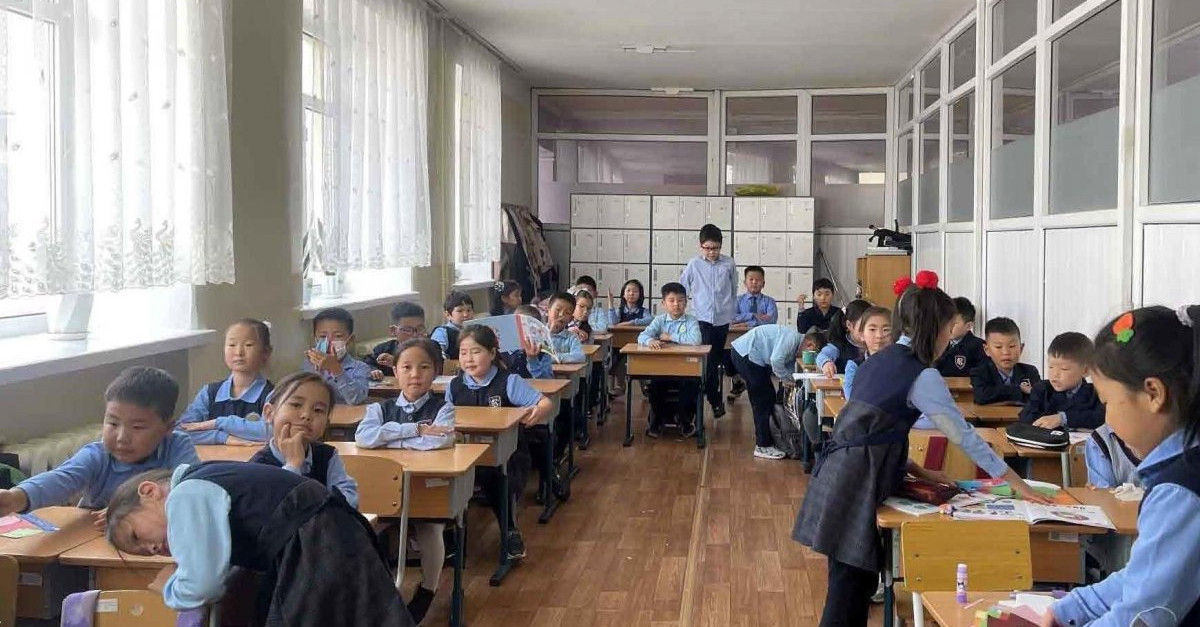 ЕБС-ийн сургуулиуд коридороо анги болгож, сурагчид стандарт бус ширээ сандал дээр сууж байна ...