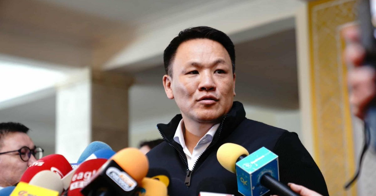 Н.Номтойбаяр бусдыг архи, хүүхэнтэй холбогддог гэж шүүмжлэх ёс зүйтэй хүн мөн үү? · Dorgio.mn