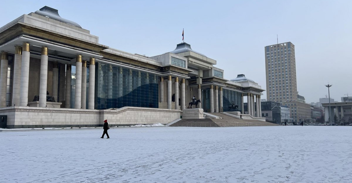 Ялимгүй цас орно · Dorgio.mn