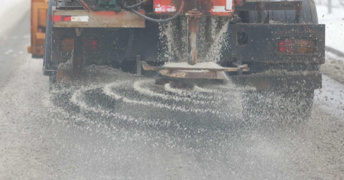 Халтиргаа гулгаанаас сэргийлэн зам талбайг цэвэрлэж байна · Dorgio.mn